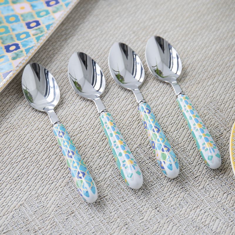 Cucharas de colores con mango de porcelana y acero inoxidable.
