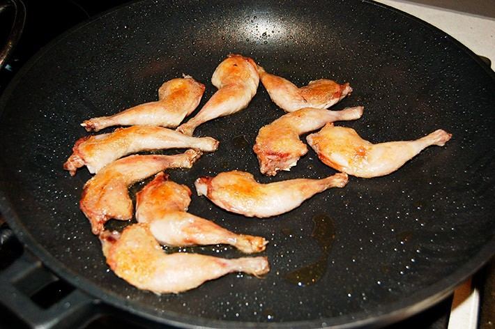 Receta de codornices asadas en pepitoria con risotto de arroz salvaje