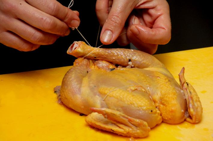 POLLO RELLENO DE TRUFA, MANZANAS RELLENAS DE GROSELLAS Y SALSA AL PERIGORD