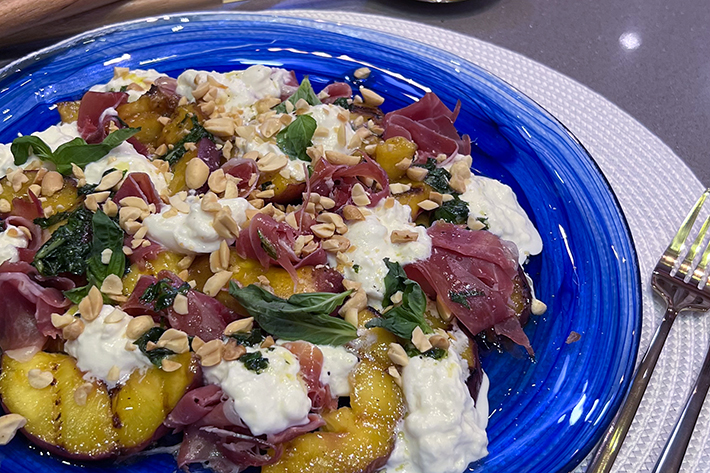 Videorreceta de ensalada de melocotón asado con jamón serrano y burrata